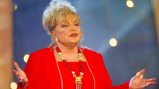 La chanteuse américaine Connie Francis, dont les succès incluent Pretty ...